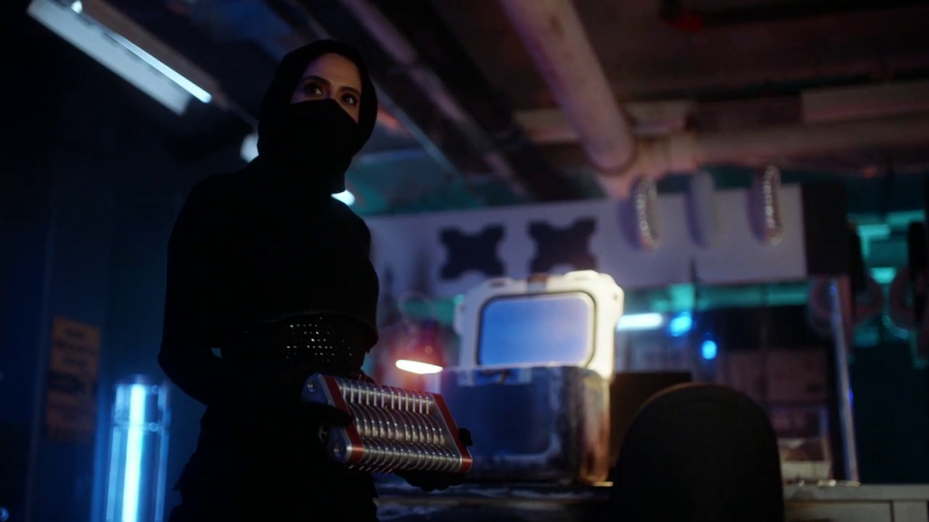 The Flash catches a masked female thief.... - Maskripper Org