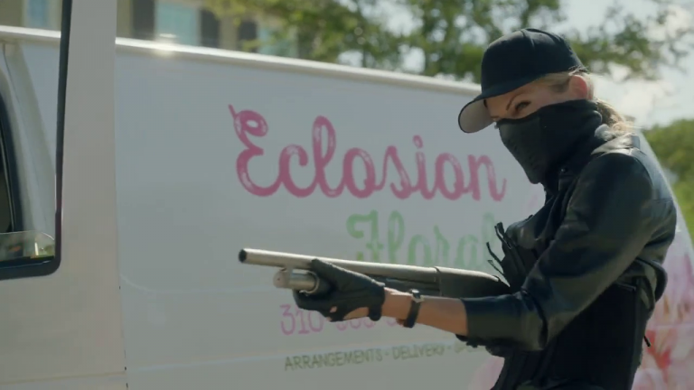 A heist with two masked women in broad daylight! - Maskripper Org