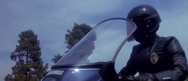 Masked female cop in black leather VS 3 bad guys - Maskripper Org
